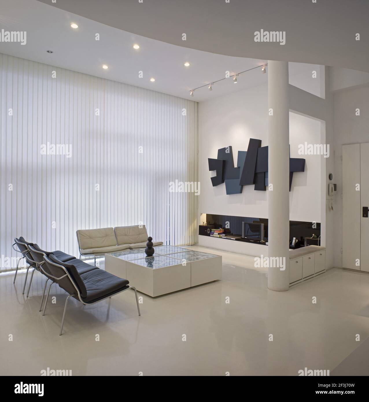 White apartment, Beijing, arranged on four floors, designed by Zhang Zi ...