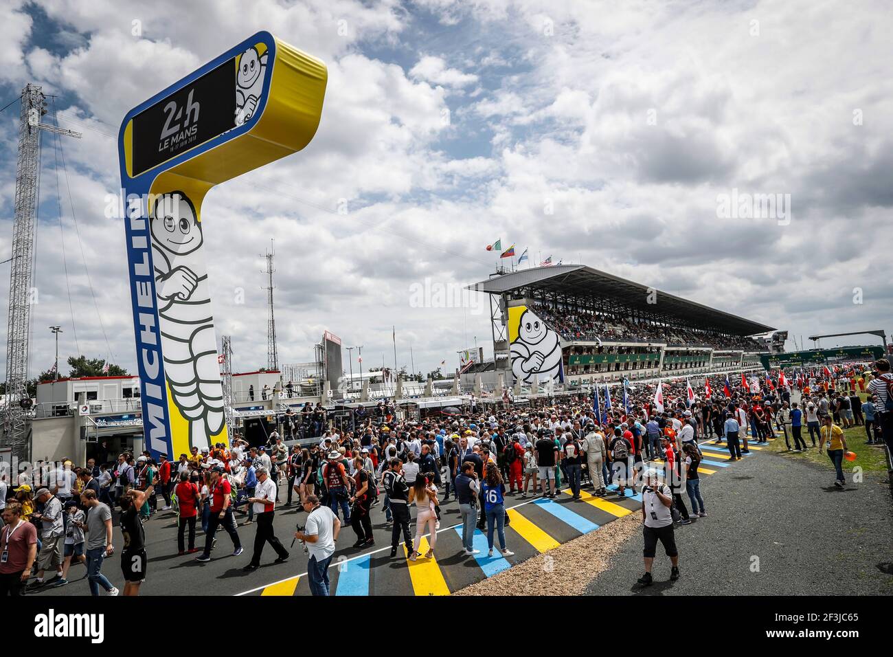 Starting grid during the 2018 Le Mans 24 hours race, from June 16 to 17 ...