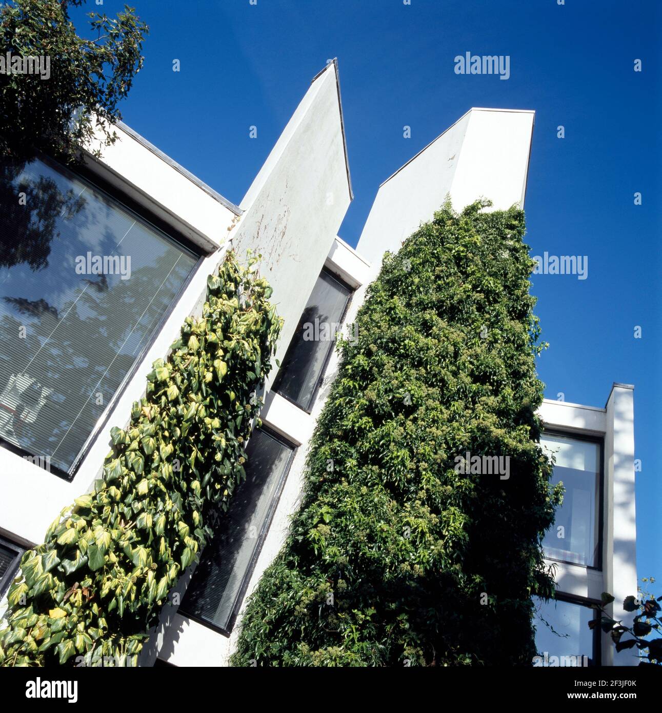 1970s house exterior uk hi-res stock photography and images - Alamy