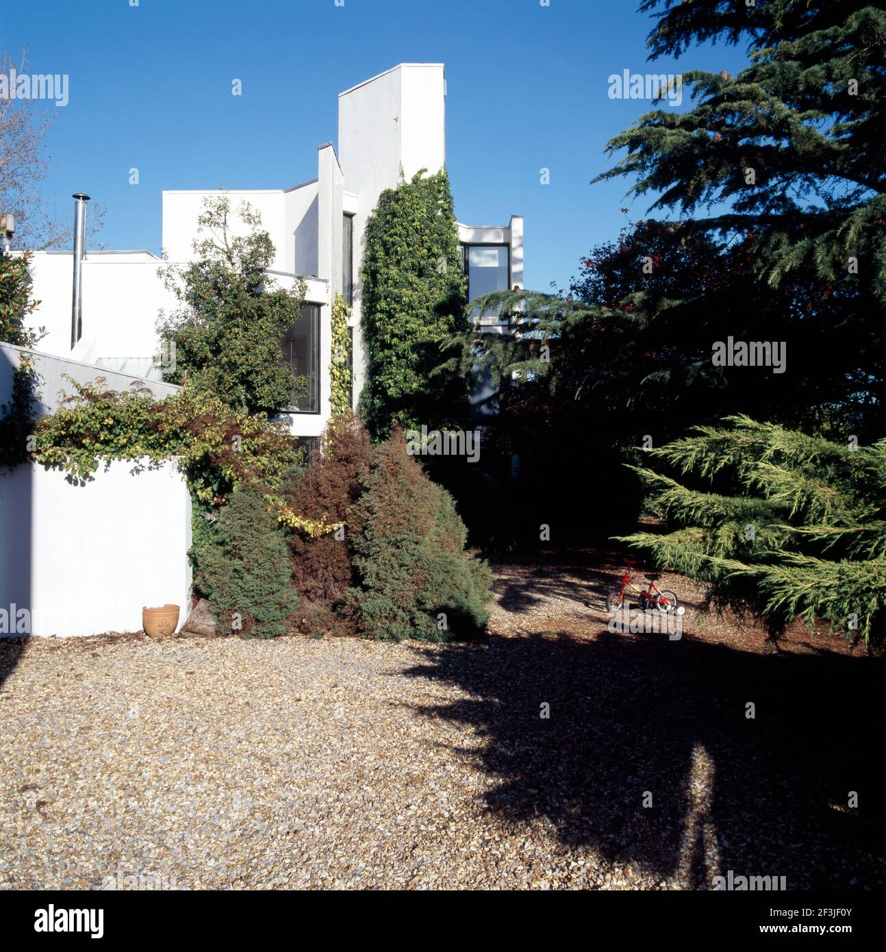 1970s house exterior uk hi-res stock photography and images - Alamy