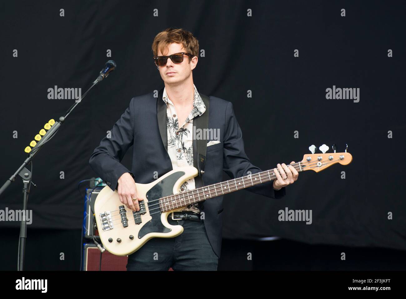Richard Jones joins Sophie Ellis Bextor on stage on day 3 of Bestival ...