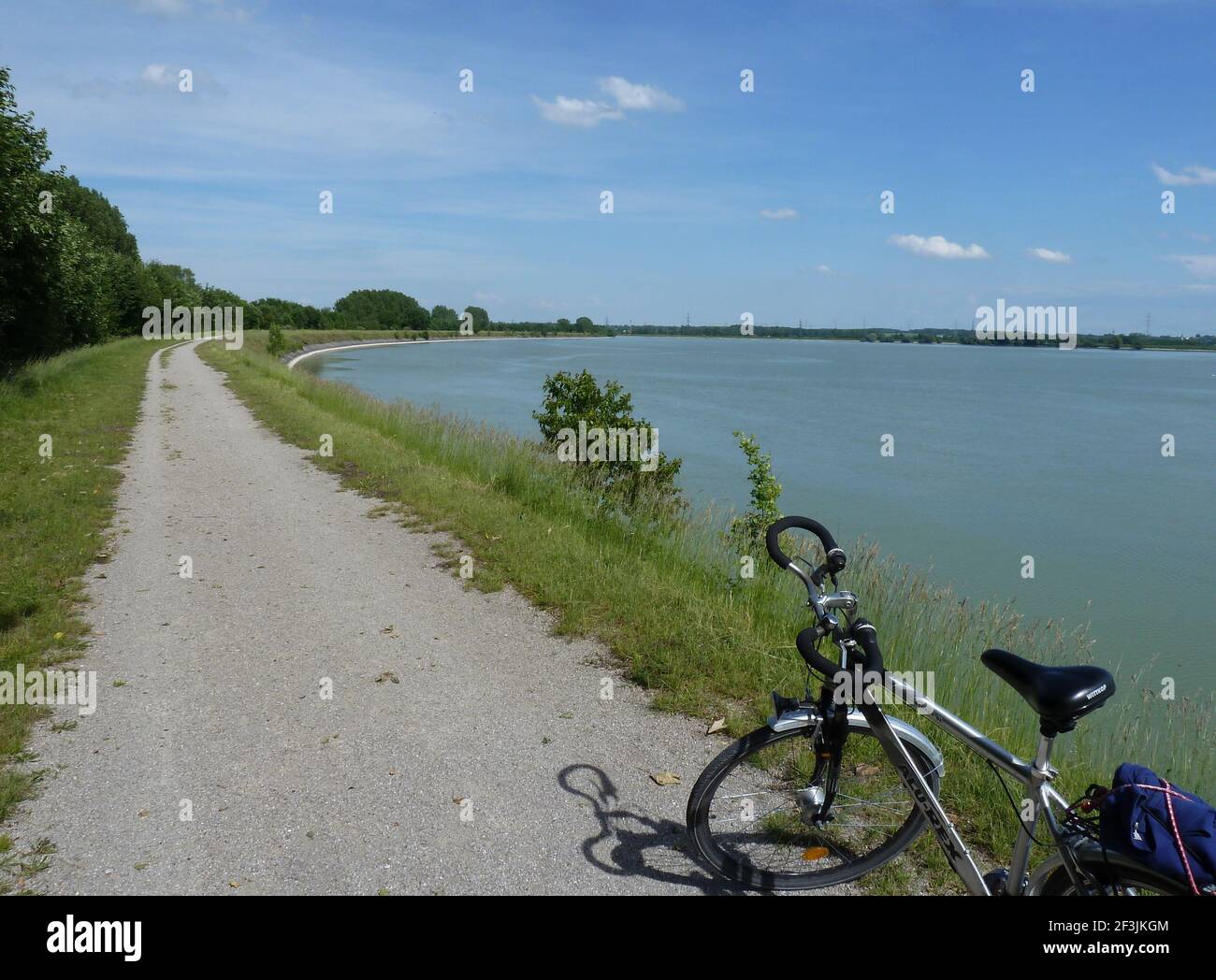 LANDSHAM, GERMANY - Feb 27, 2021: Schoener Weg auf dem Damm am ...