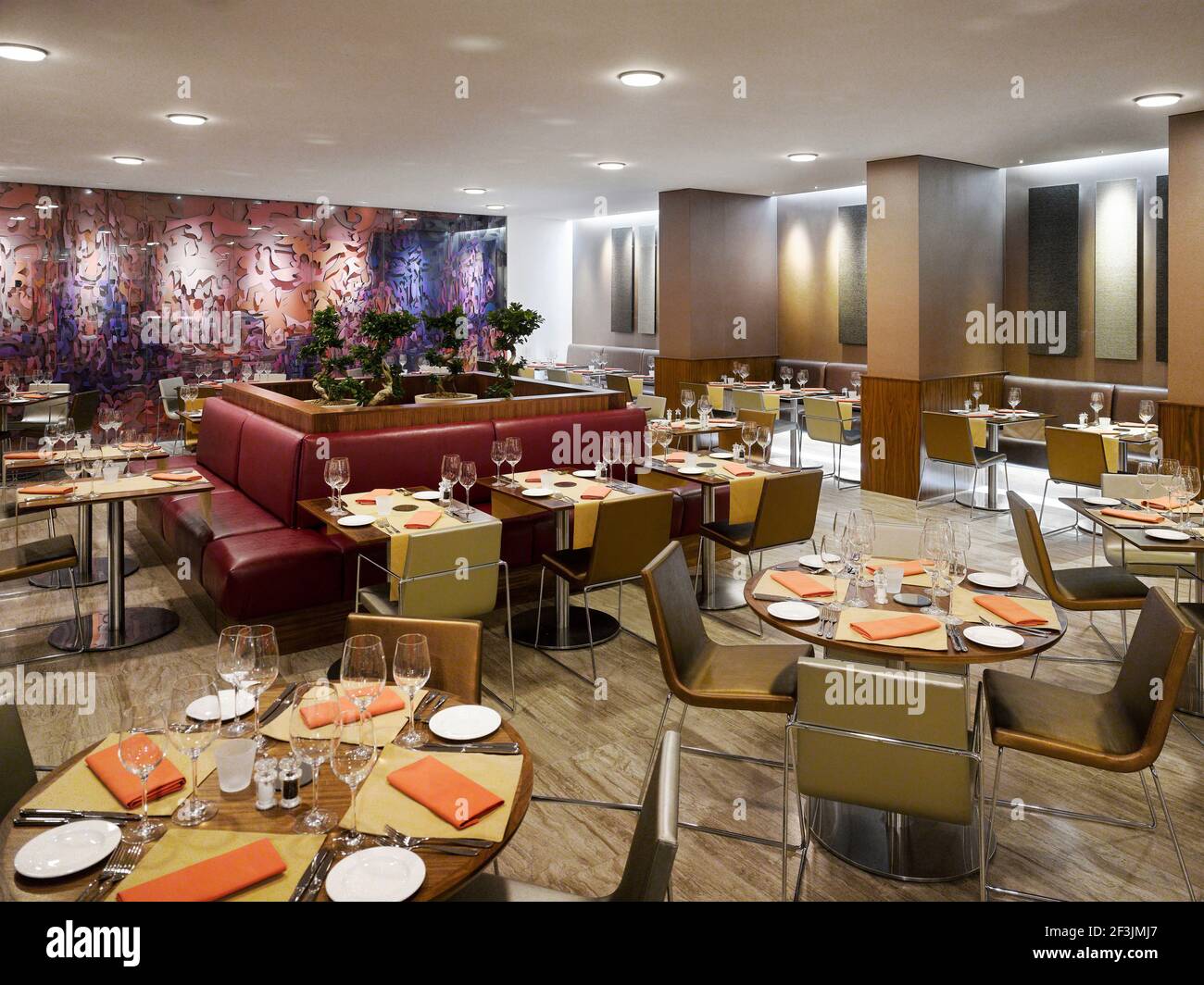 Hilton hotel dining room hi-res stock photography and images - Alamy