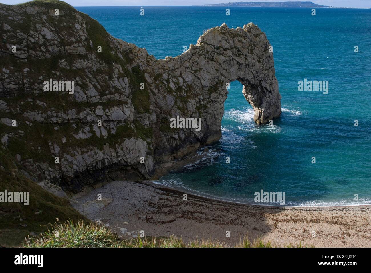 The natural limestone arch on the Jurassic Coast at Durdle Door, Dorset ...