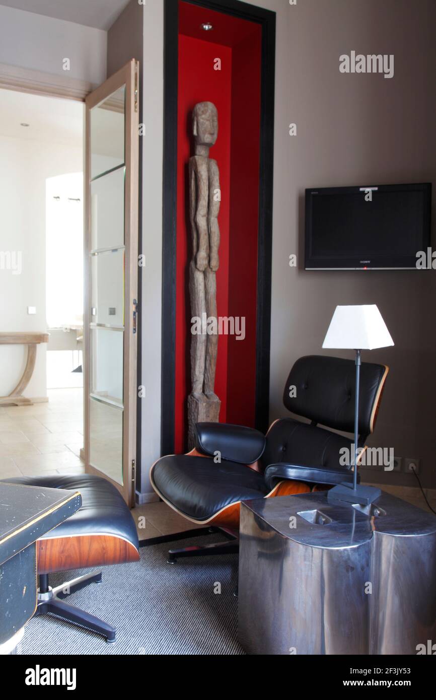 Eames lounger hi-res stock photography and images - Alamy