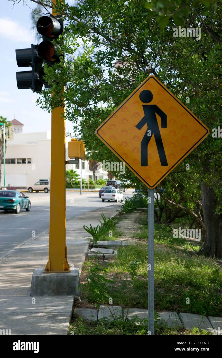 Street crossing sign, Cancun, Mexico Stock Photo - Alamy