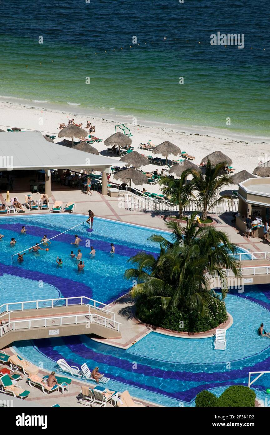 Swimming pool and beach, Cancun, Mexico Stock Photo - Alamy