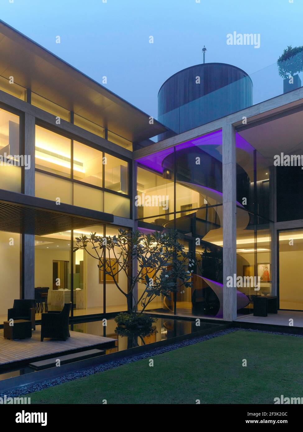 Lit glass water feature hi-res stock photography and images - Alamy