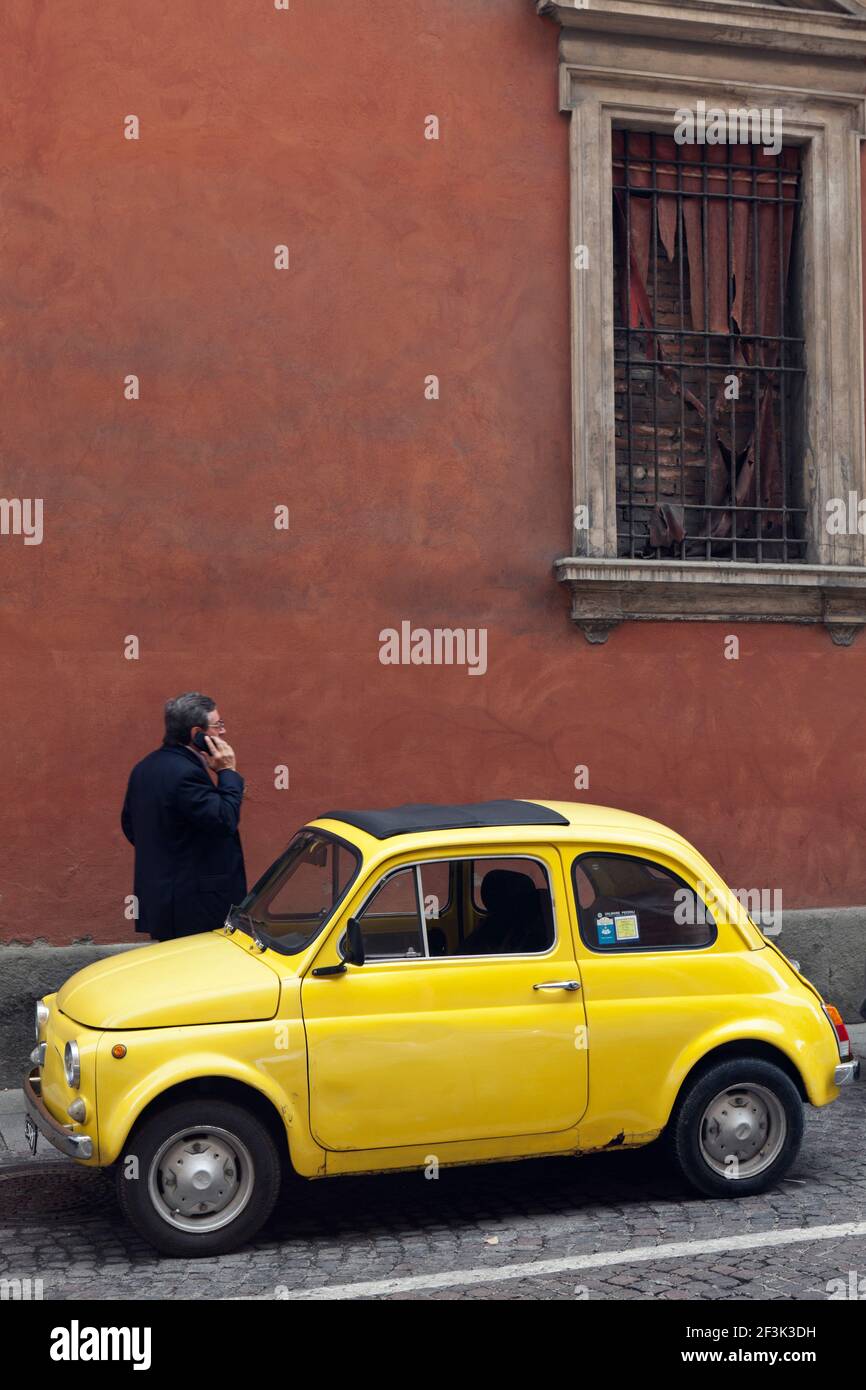 Yellow fiat 500 hi-res stock photography and images - Alamy