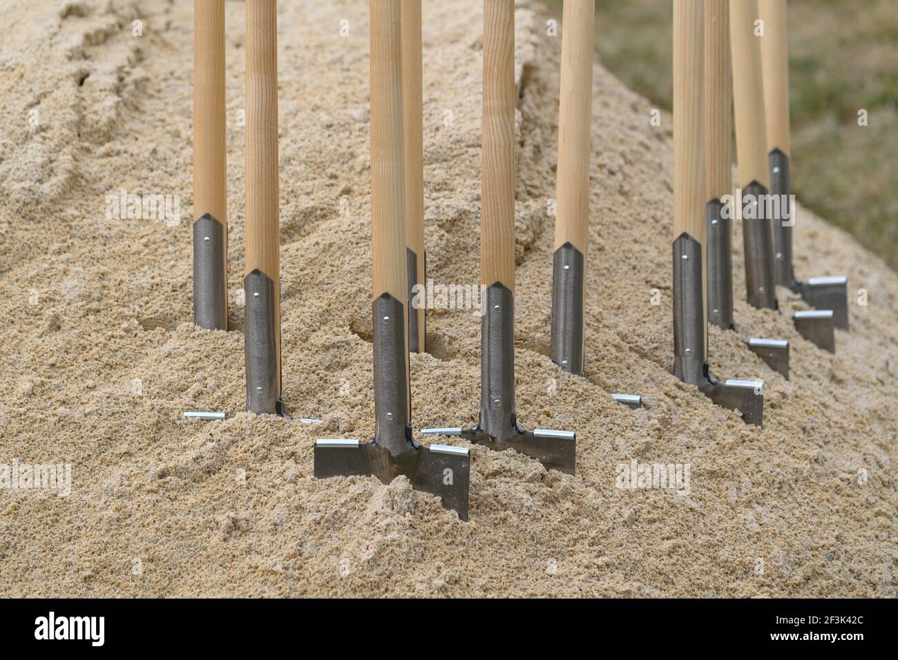 Berbersdorf, Germany. 12th Mar, 2021. Spades are stuck in a pile of ...