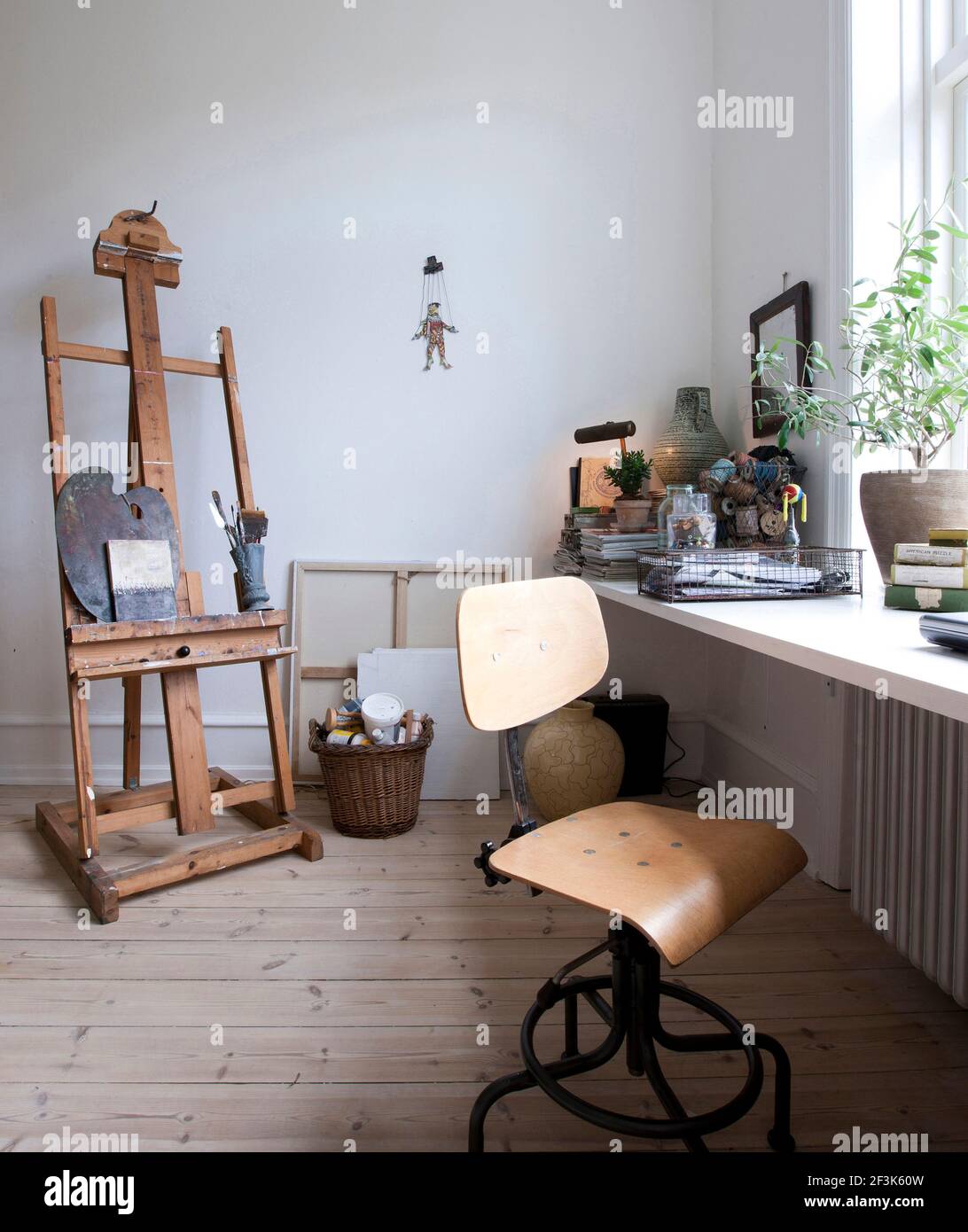 Inside the artists home hi-res stock photography and images - Alamy