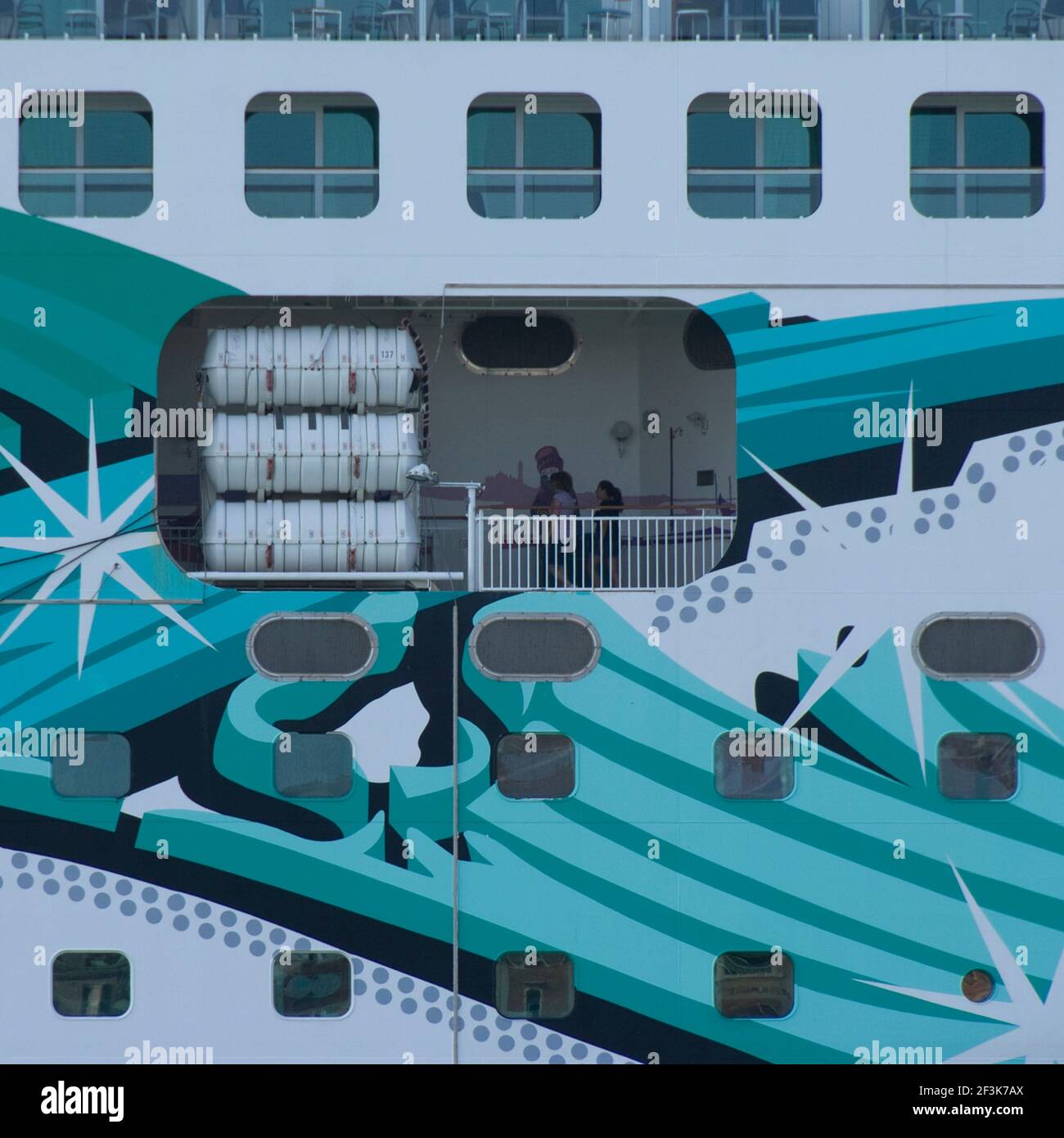 Black hull cruise ship hi-res stock photography and images - Alamy