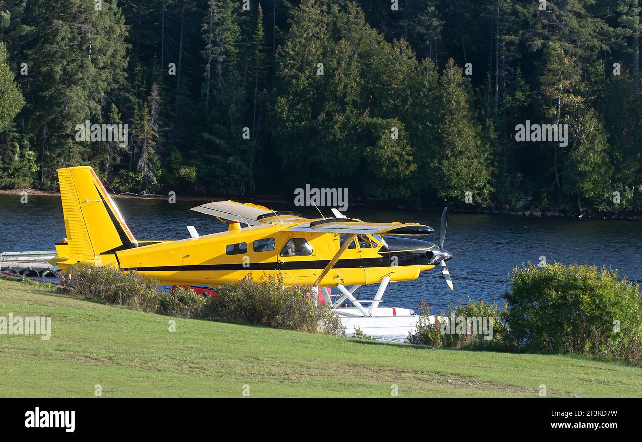 A de Haviland DHC-2 turbo prop plane sitting at the dock on Smoke lake ...