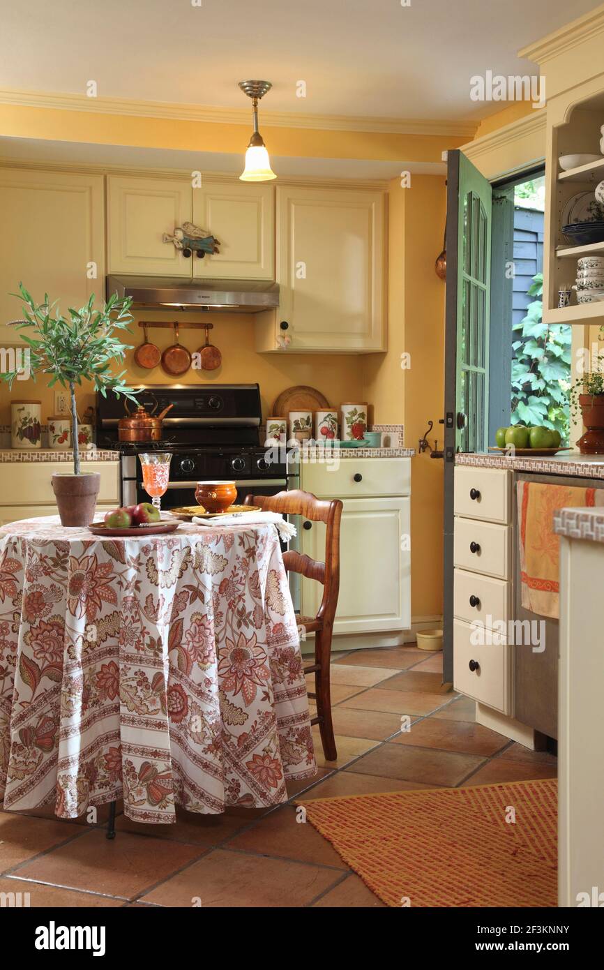 White country style kitchen hi-res stock photography and images - Alamy