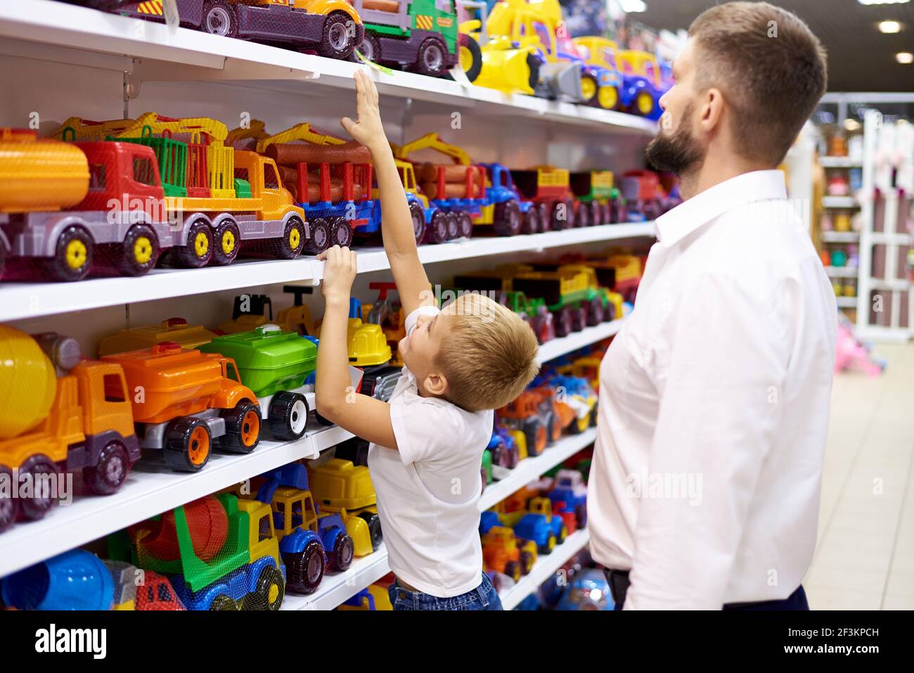Supermarket children playing hi-res stock photography and images - Alamy