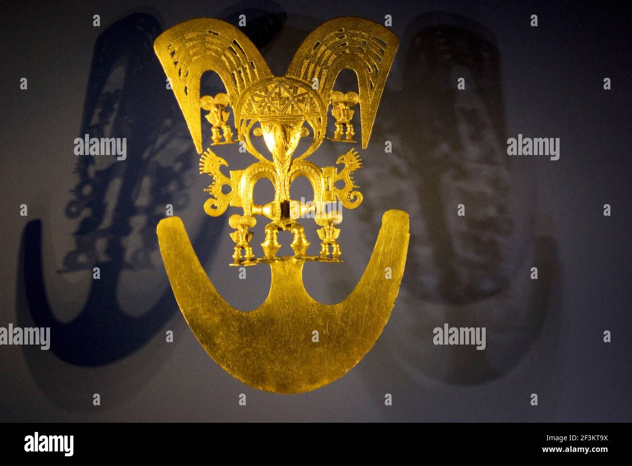 Gold artifact hi-res stock photography and images - Alamy