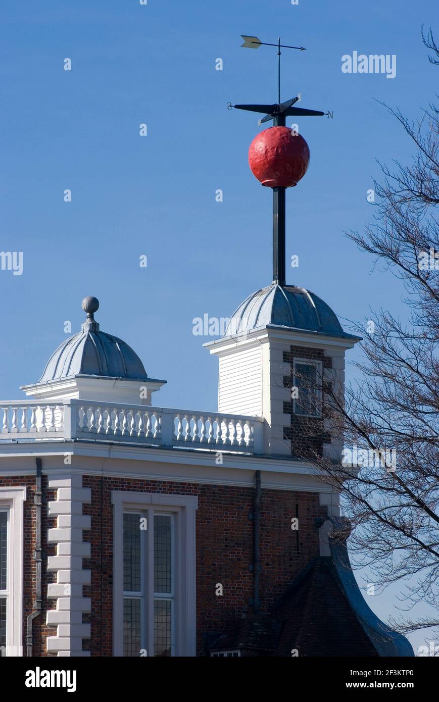 Time Ball just about to do its daily drop at 1pm (GMT1300), (old) Royal ...