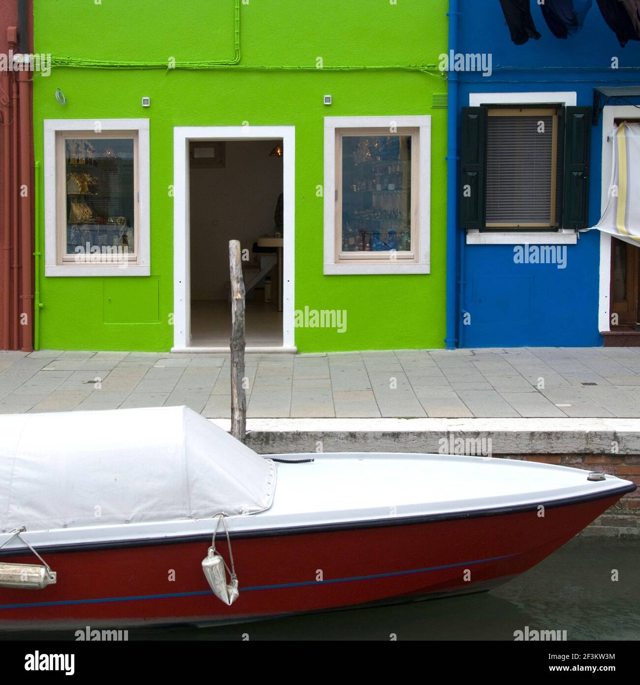 Red and white shop frontage hi-res stock photography and images - Alamy