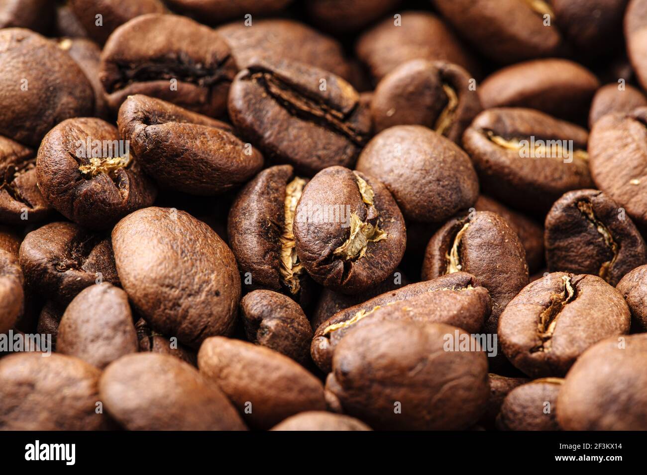 Closeup on brown coffee beans texture pattern Stock Photo - Alamy