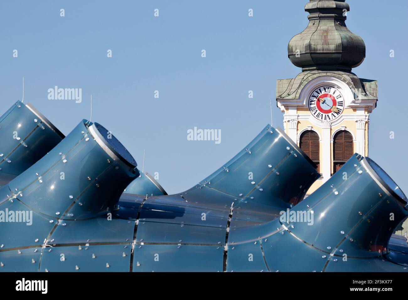 Friendly alien exterior hi-res stock photography and images - Alamy