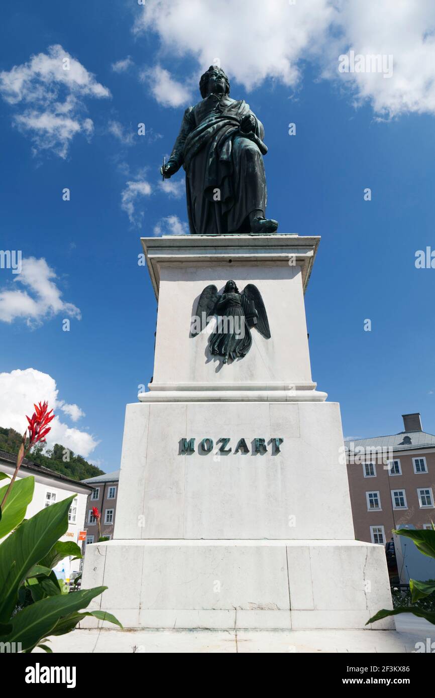 Statue of Mozart, Mozartplatz, Salzburg, Austria Stock Photo - Alamy