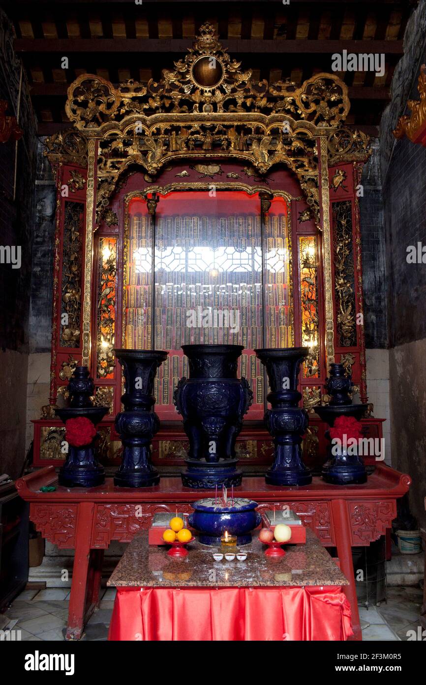 Shrine inside buddhist temple hi-res stock photography and images - Alamy