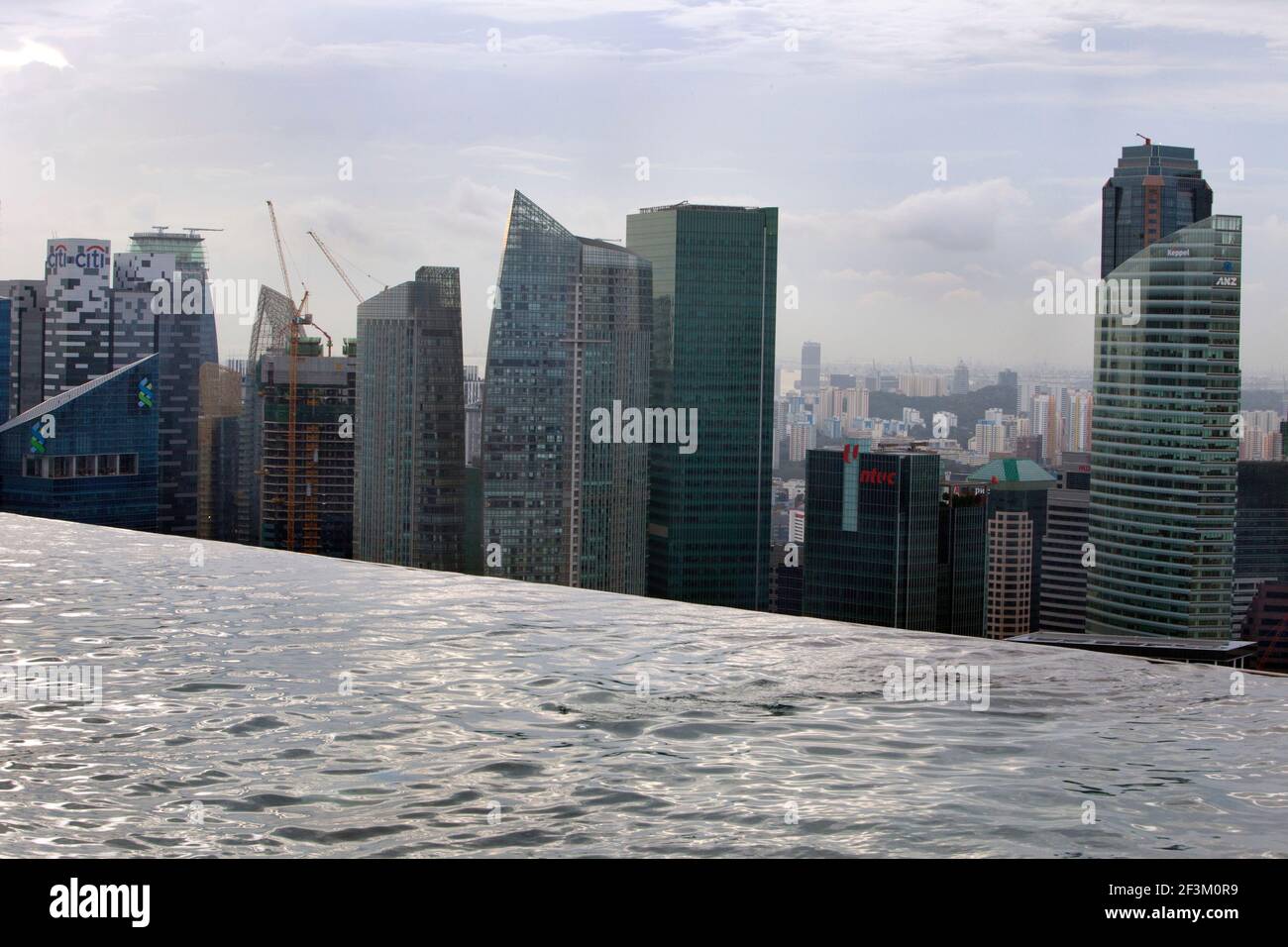 The rooftop infinity pool and Singapore skyline at Marina Bay Sands ...