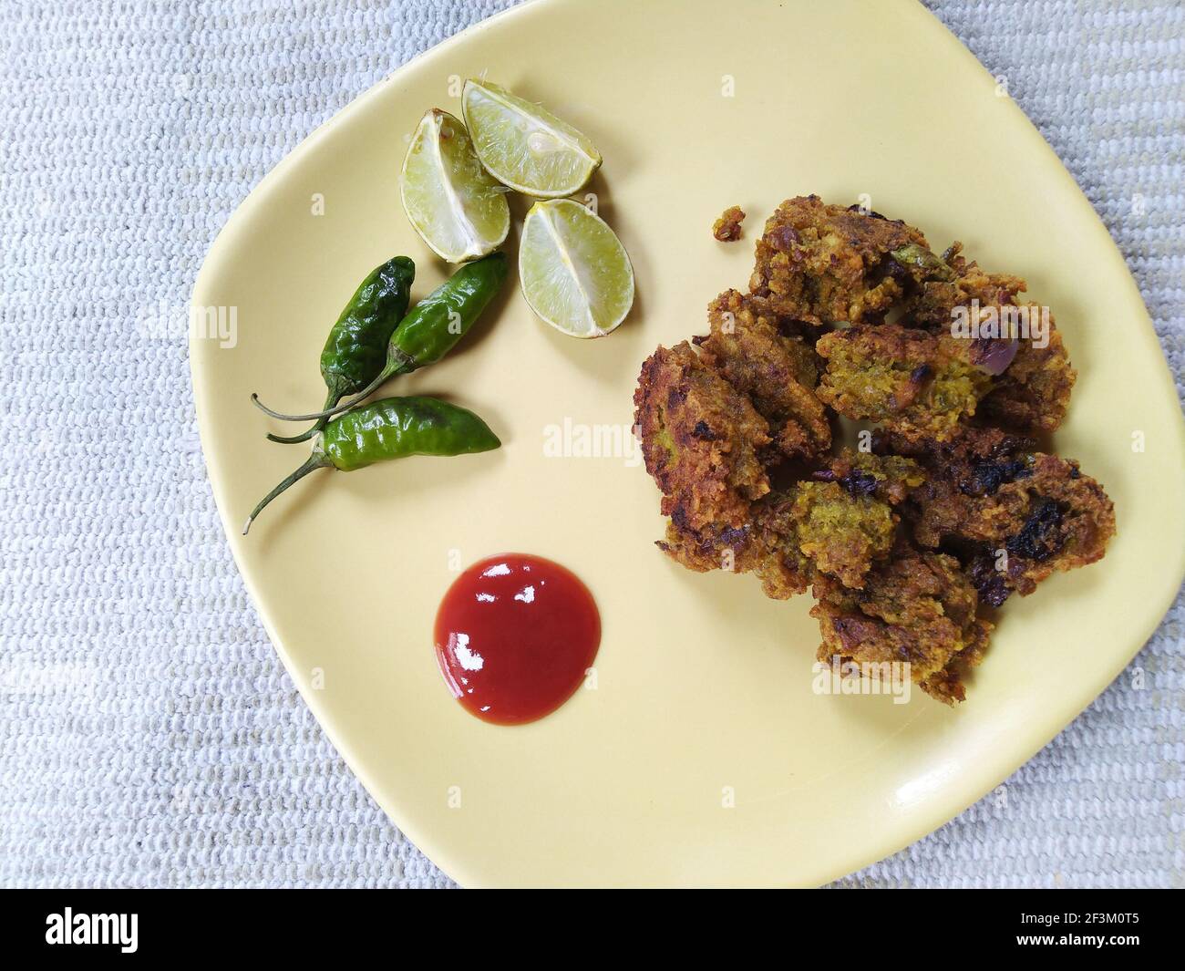 Indian pakora hi-res stock photography and images - Alamy