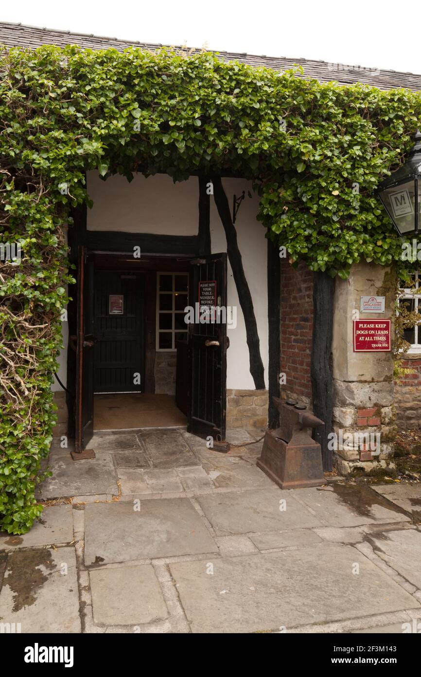 Barn conversion door hi-res stock photography and images - Alamy
