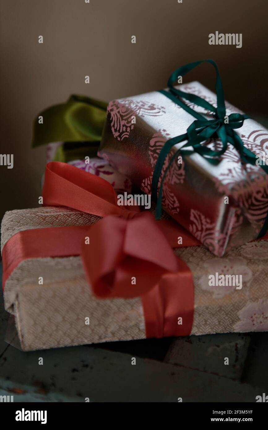 Christmas presents wrapped with bows and metallic paper Stock Photo - Alamy