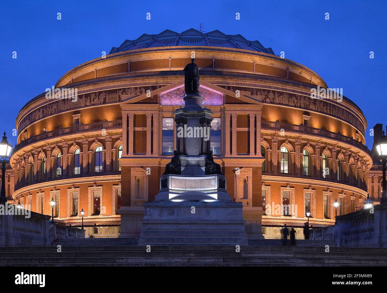 Statue outside royal albert hall hi-res stock photography and images ...