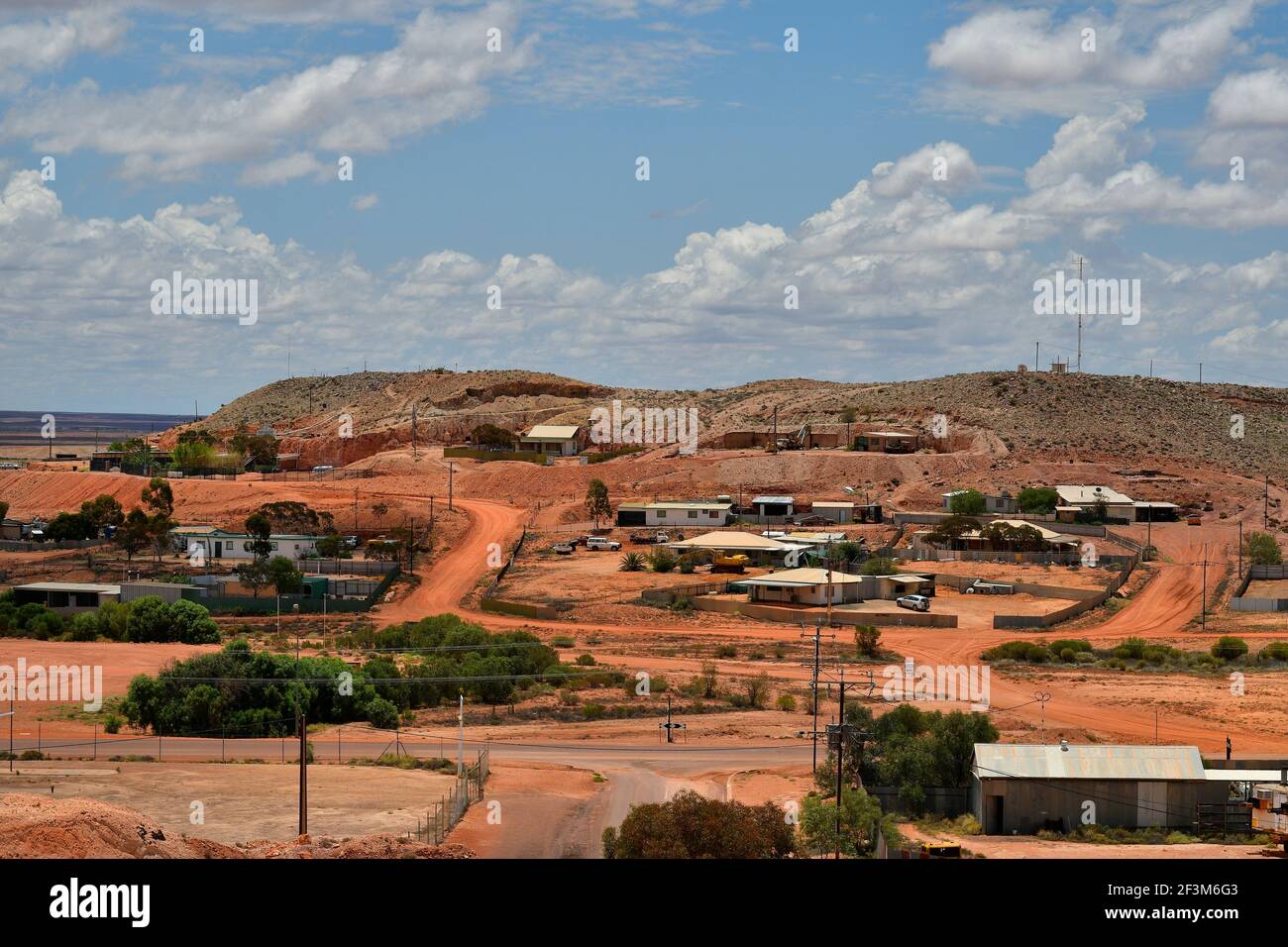 Australia, Coober Pedy, cityscape of the outback village in South ...