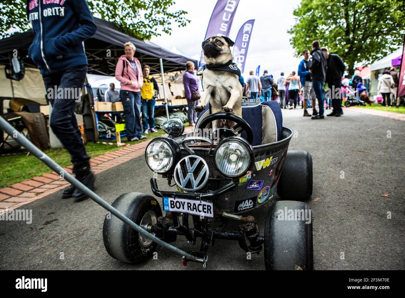 VW Bus Freunde aus aller Welt treffen sich beim Busfest / Vanfest in ...