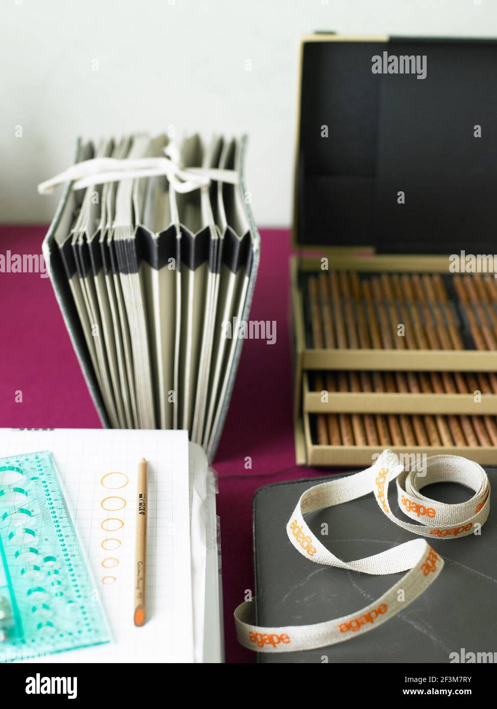 Folder art hi-res stock photography and images - Alamy