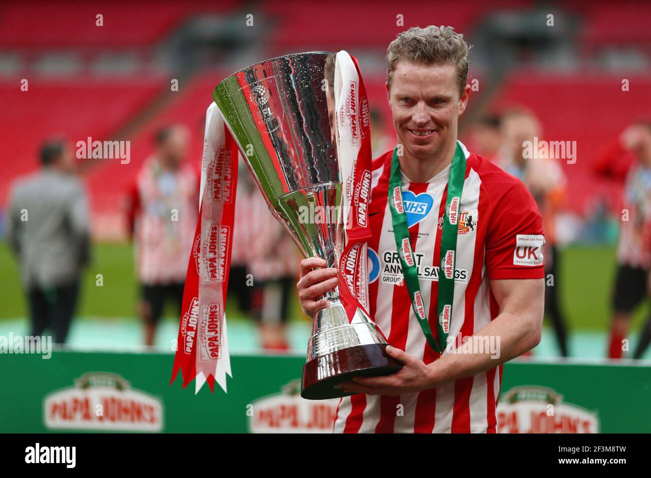 Grant Leadbitter of Sunderland celebrates with the EFL trophy ...