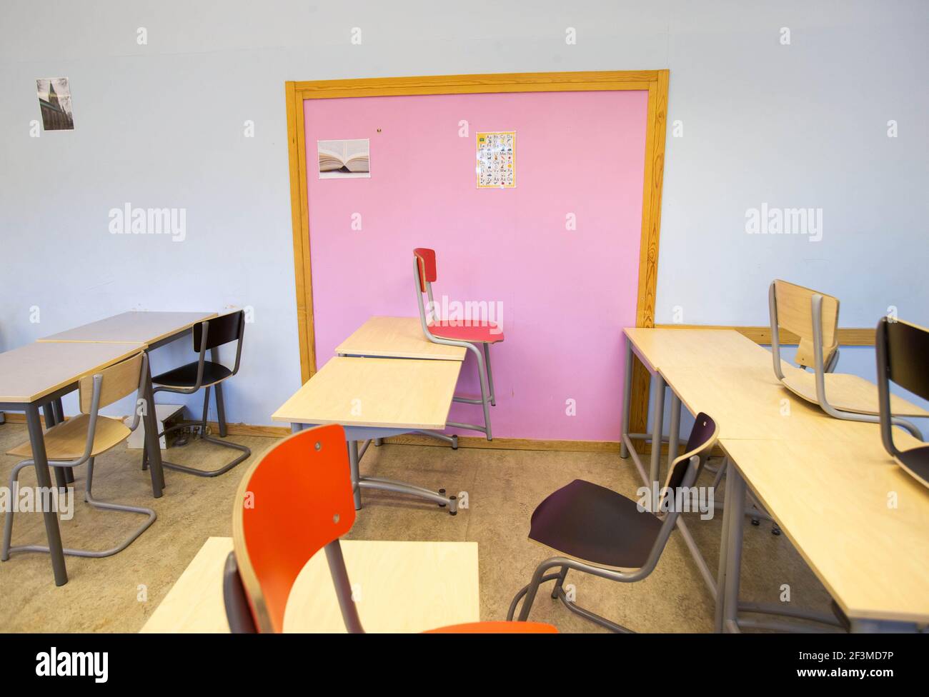 School desks in a classroom in a school Stock Photo - Alamy