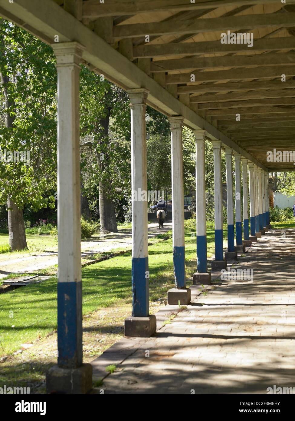Veranda pillars hi-res stock photography and images - Alamy