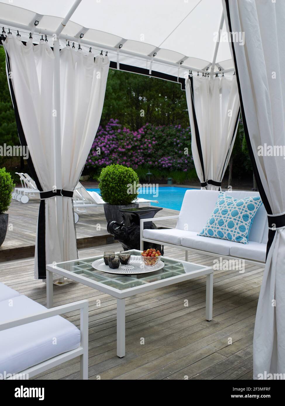 Shaded seating area hi-res stock photography and images - Alamy