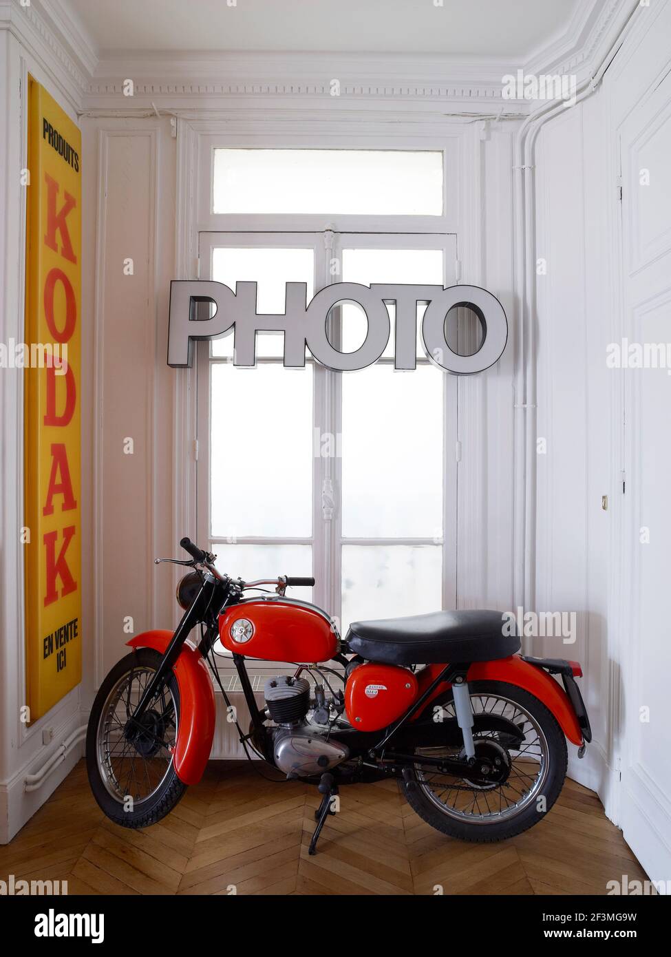French shop signs hi-res stock photography and images - Alamy