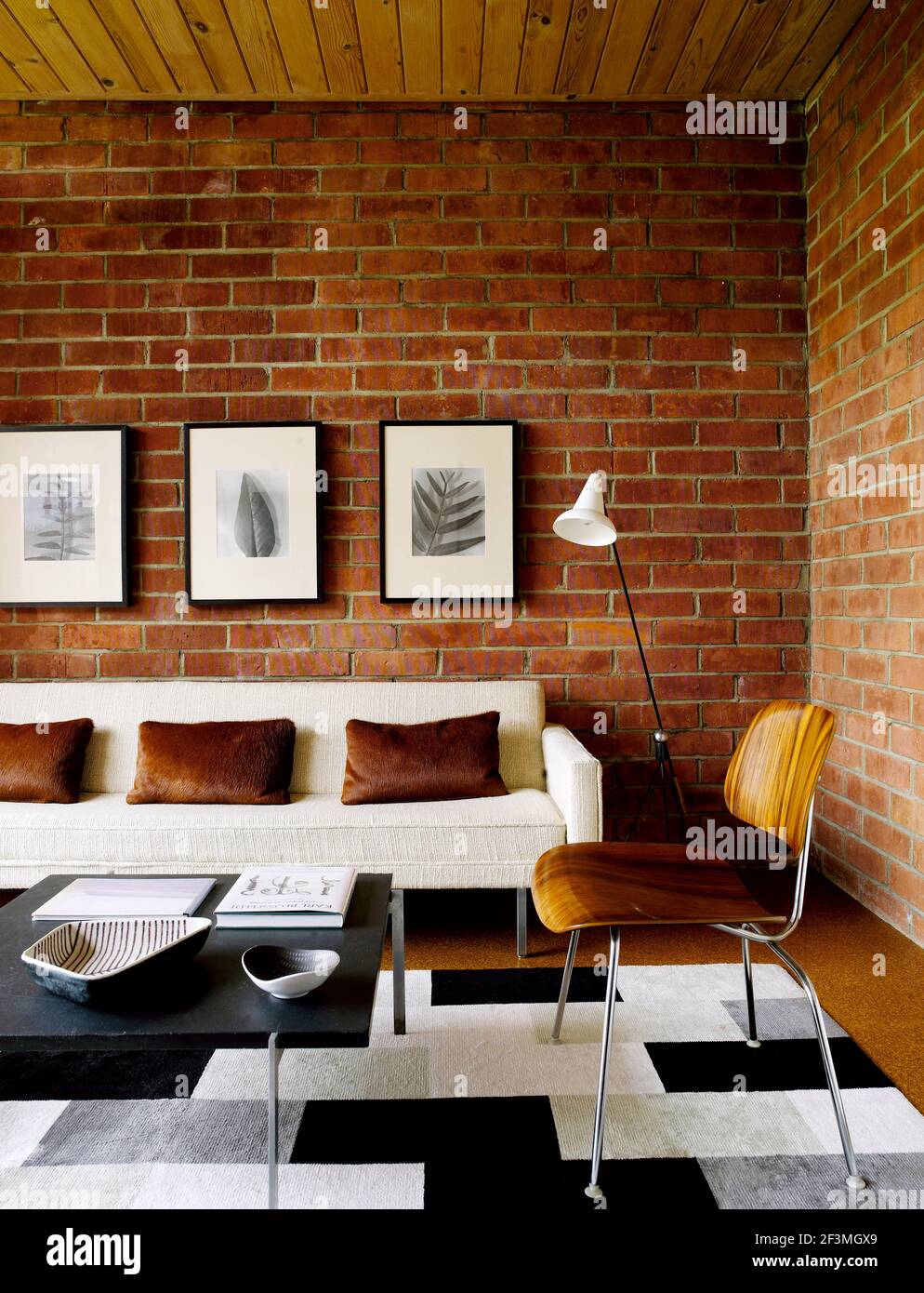 Exposed brick wall interiors hi-res stock photography and images - Alamy