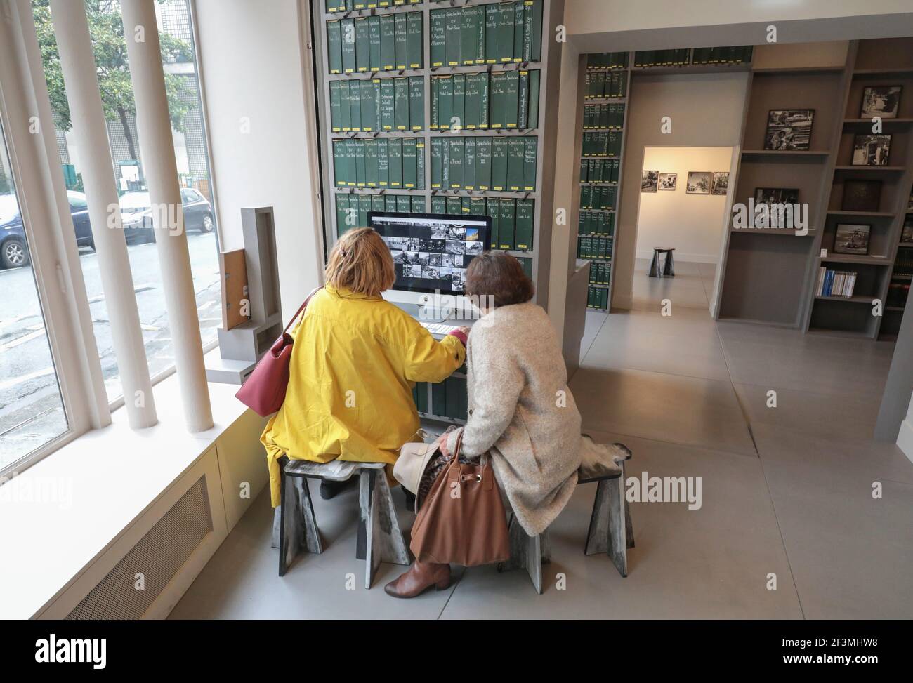 Roger viollet hi-res stock photography and images - Alamy