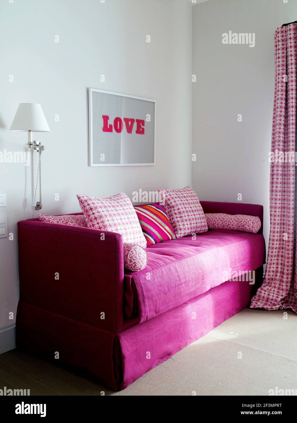Traditional furniture pink sofa hi-res stock photography and images - Alamy