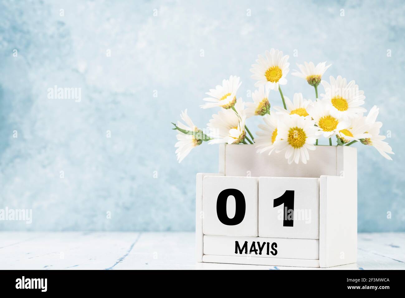 White cube calendar for May in Turkish decorated with daisy flowers ...