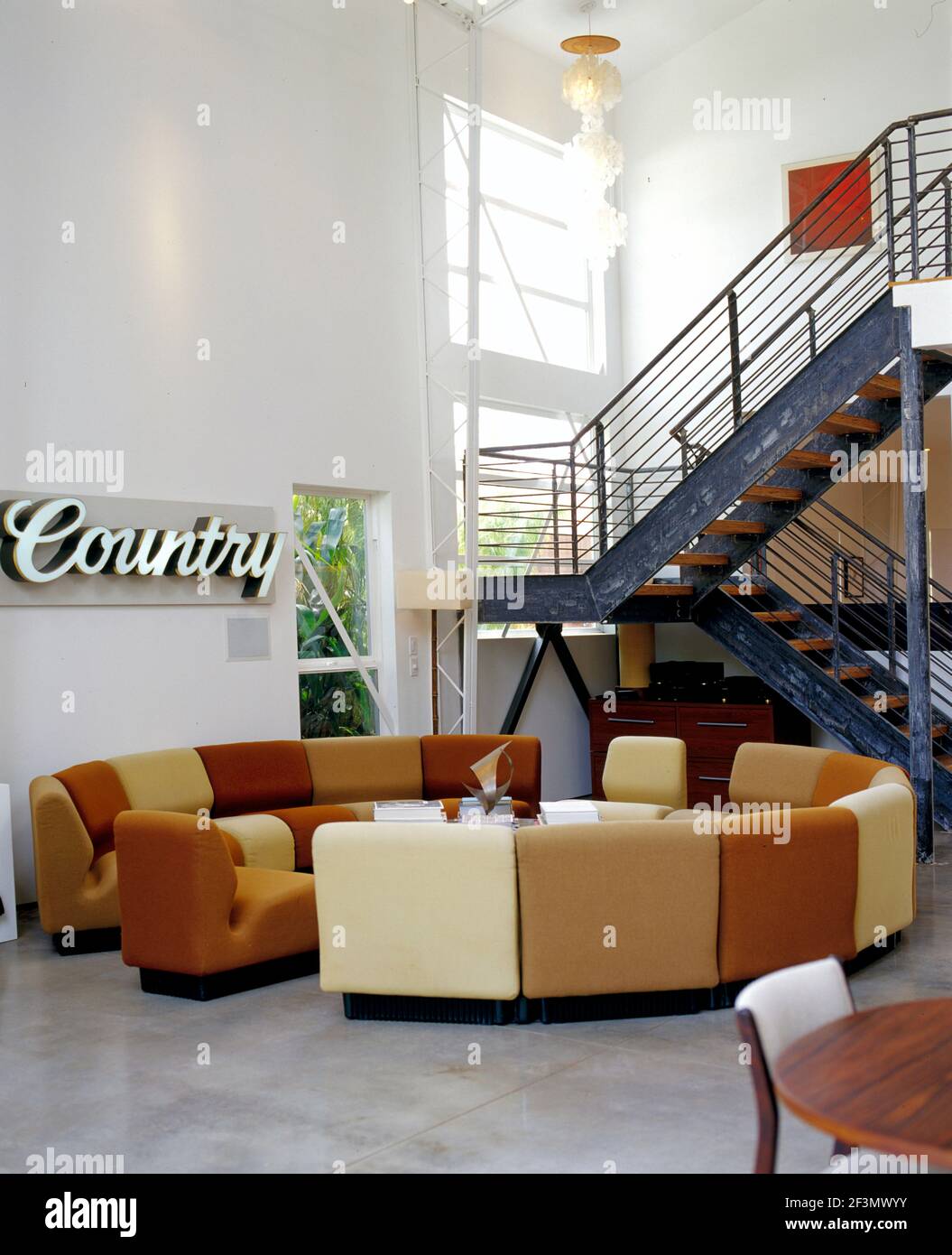 Curved seating hi-res stock photography and images - Alamy