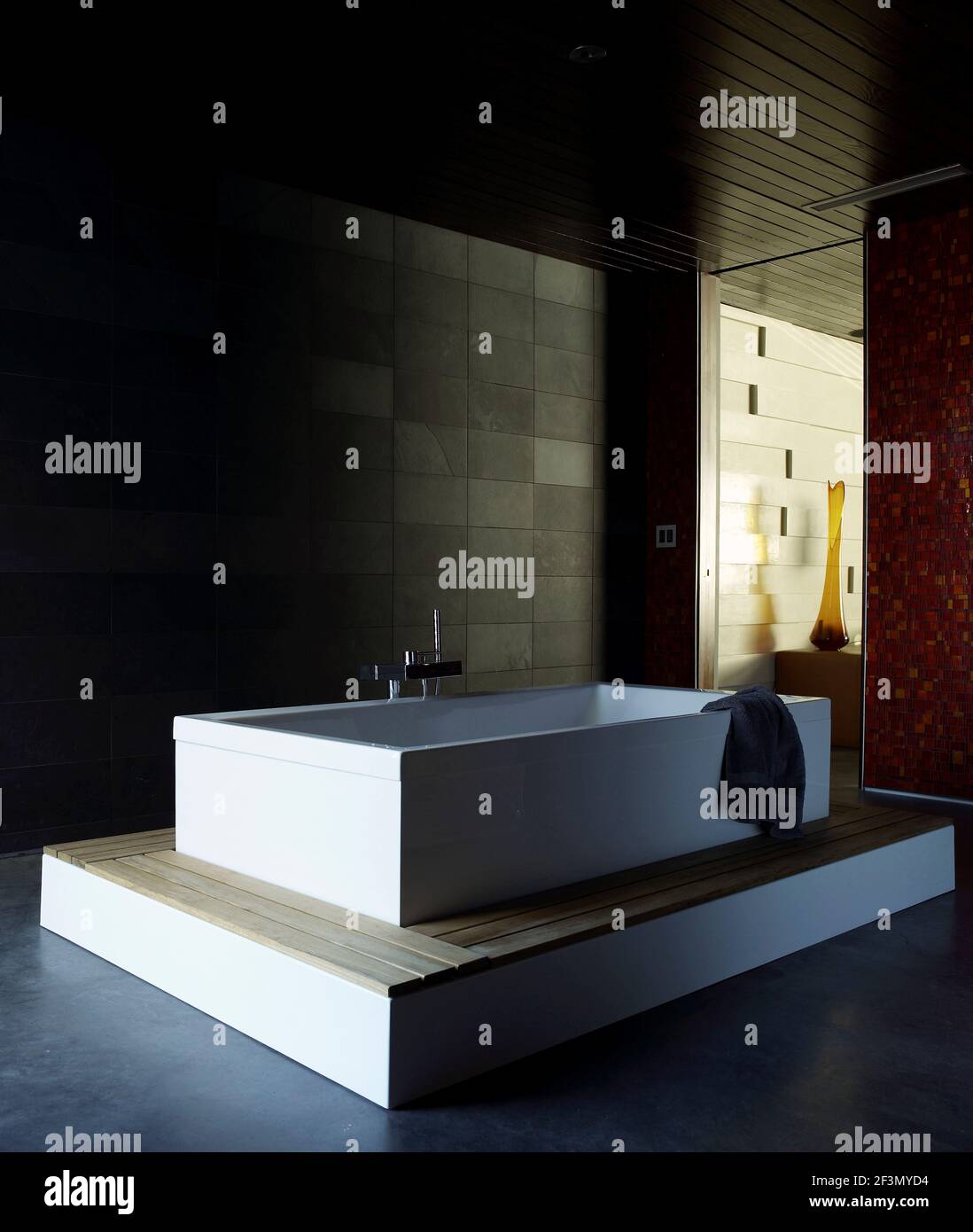 Bathtub on platform in bathroom in USA home Stock Photo - Alamy