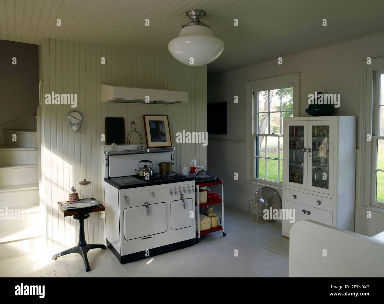 Freestanding range oven in kitchen in USA home Stock Photo - Alamy