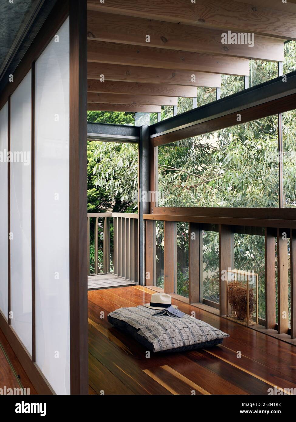 Balcony partition hi-res stock photography and images - Alamy