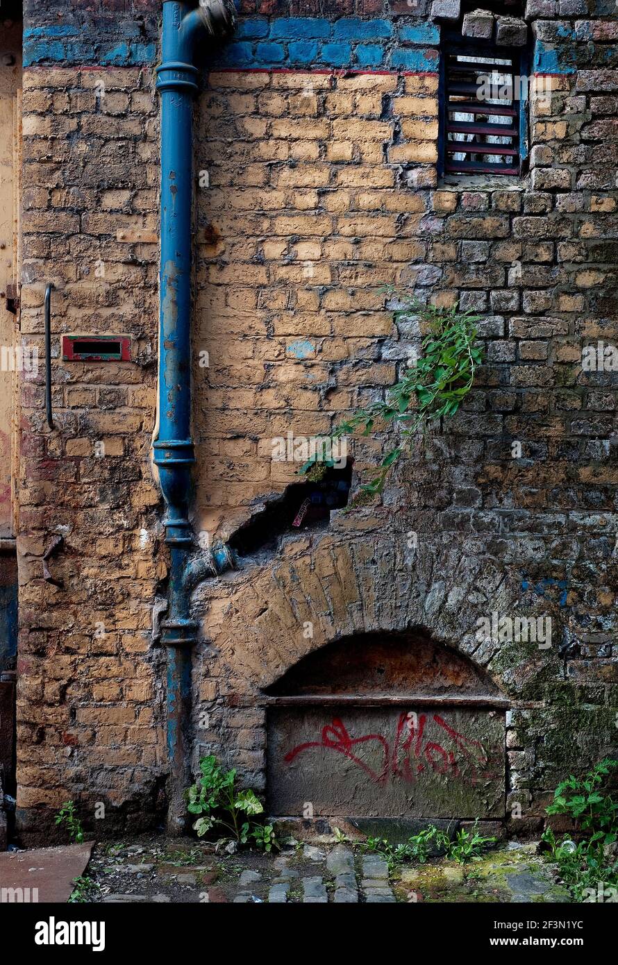 Damaged brickwork hi-res stock photography and images - Alamy