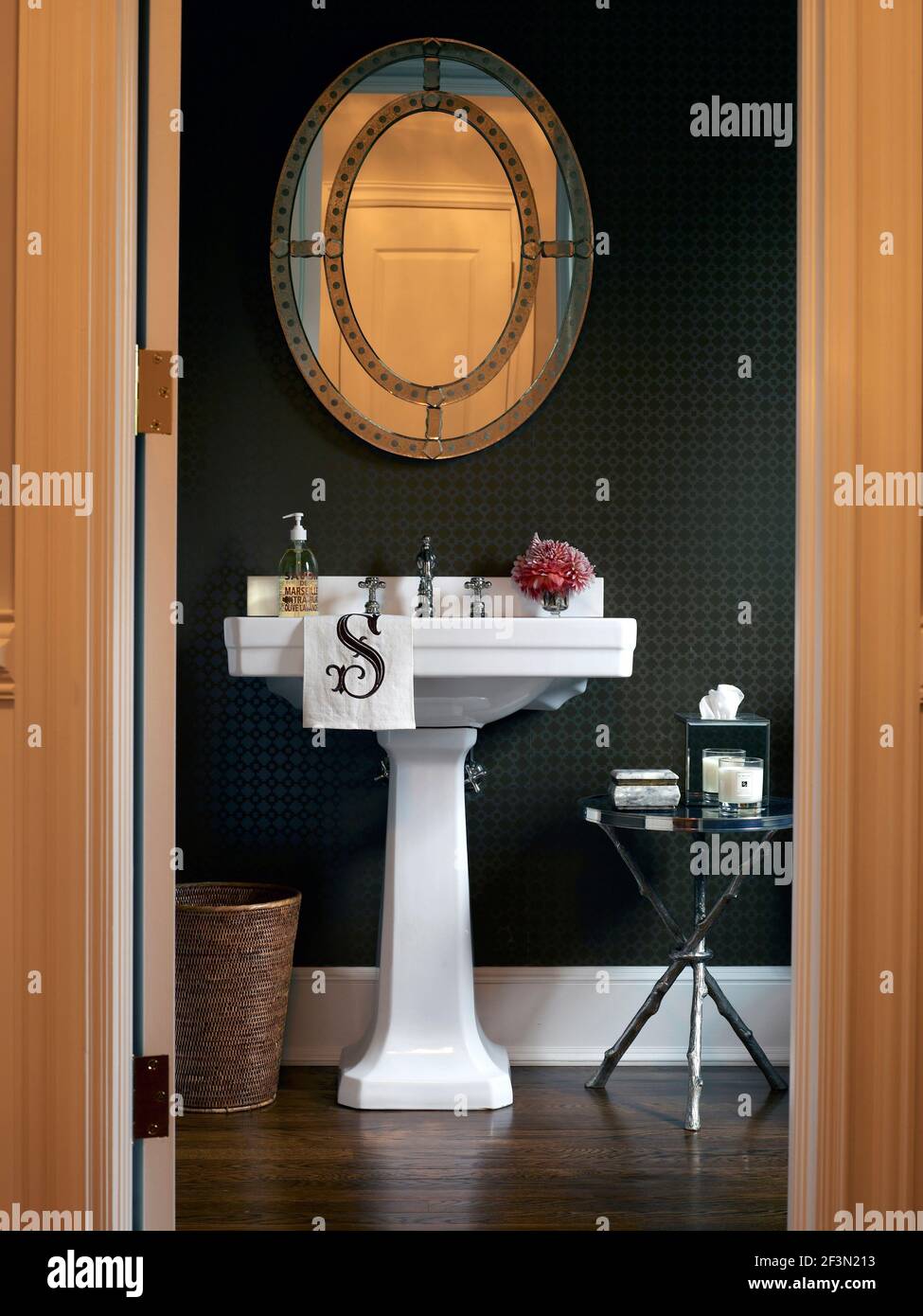 Wash basin pedestal hi-res stock photography and images - Alamy