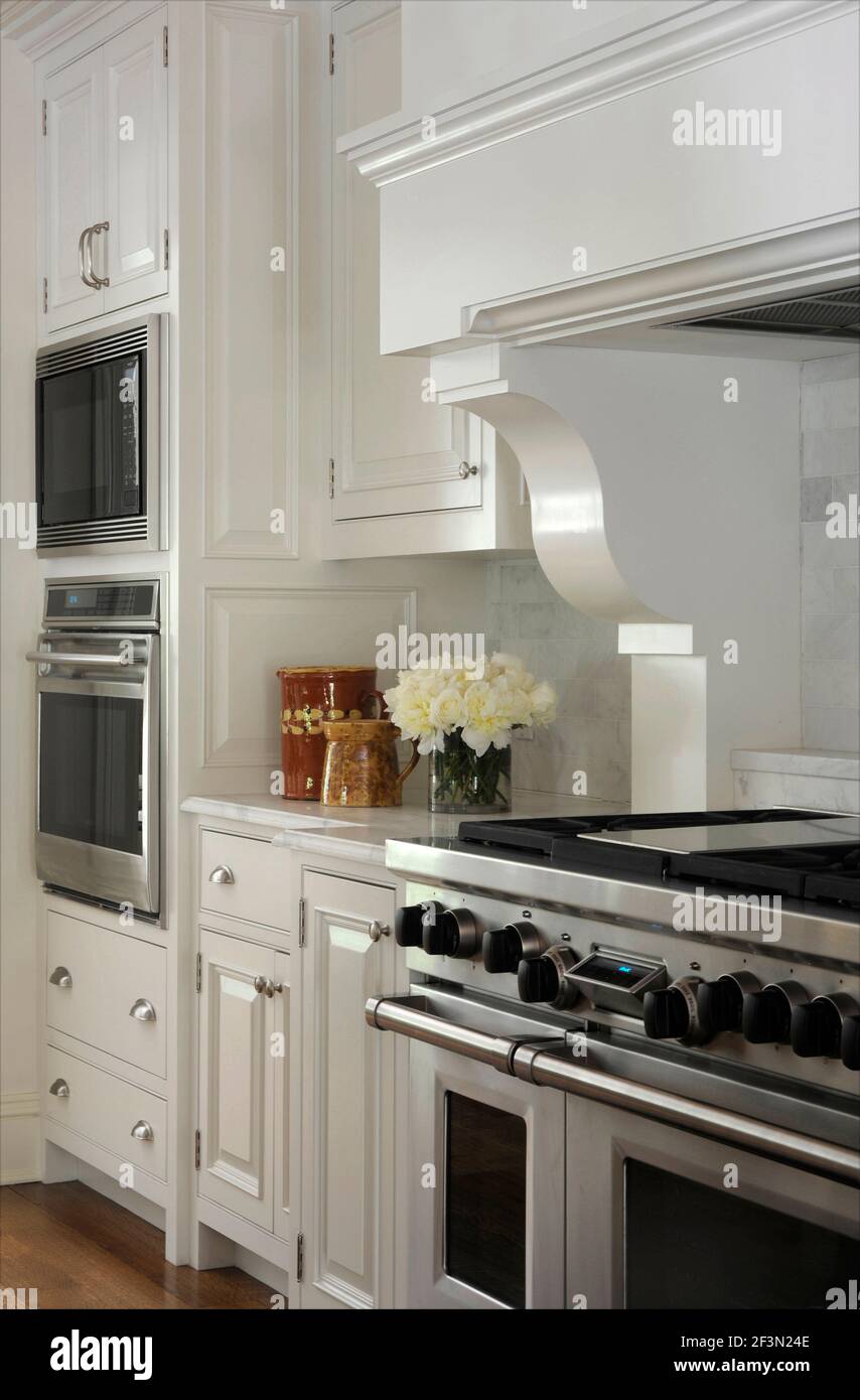 Colonial kitchen hi-res stock photography and images - Alamy